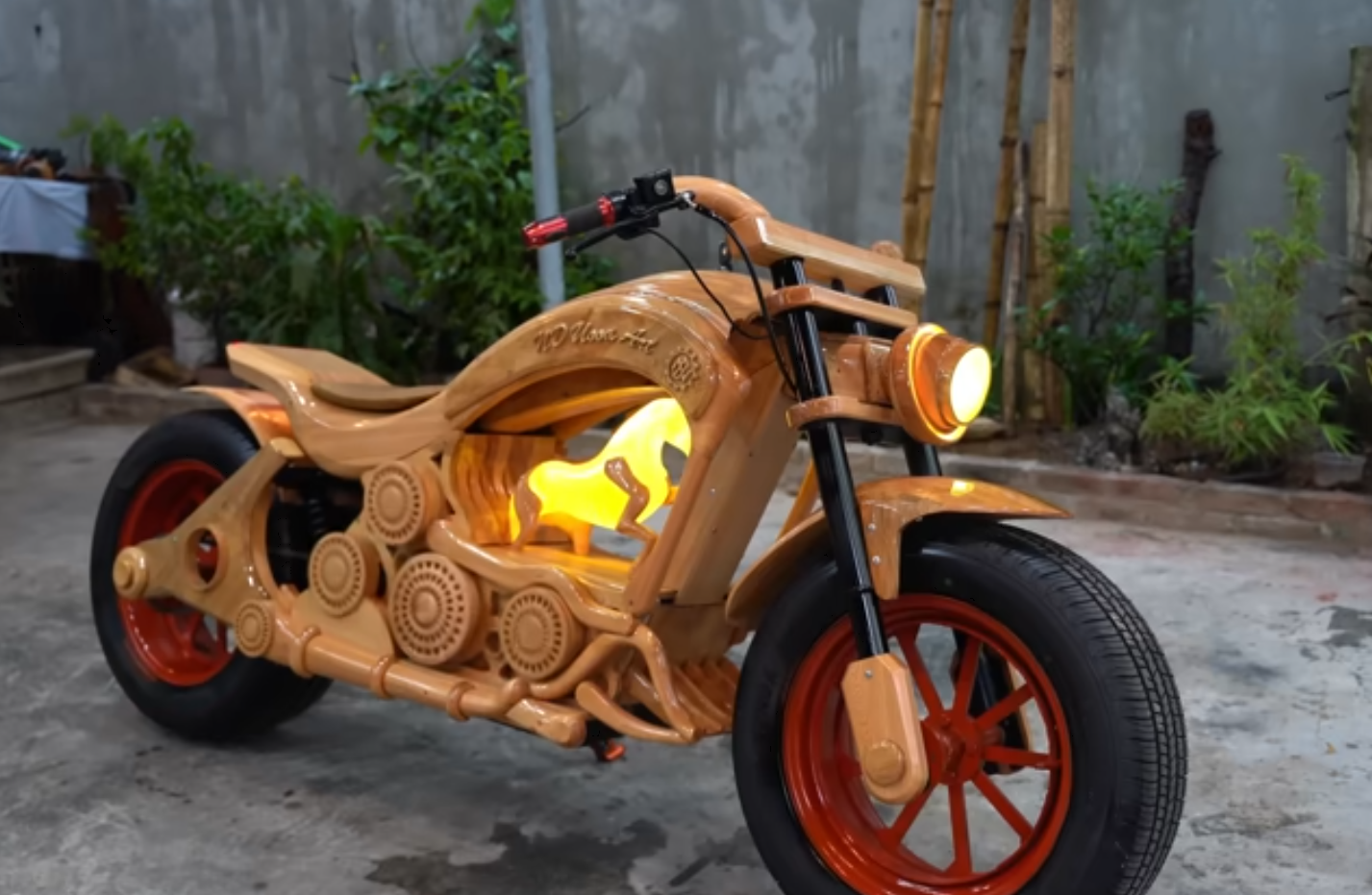 Video: The biggest running wooden motorcycle ever built? | Woodworking ...