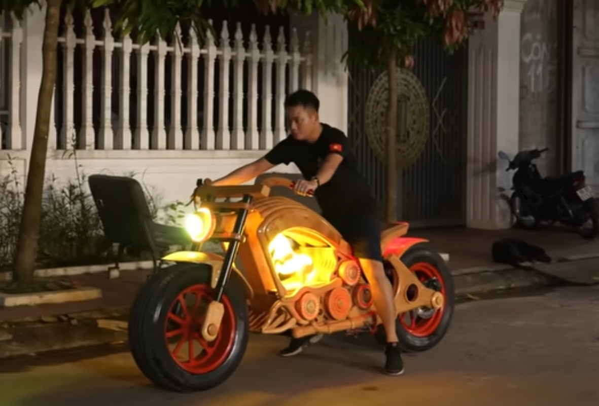 Video: The biggest running wooden motorcycle ever built? | Woodworking ...